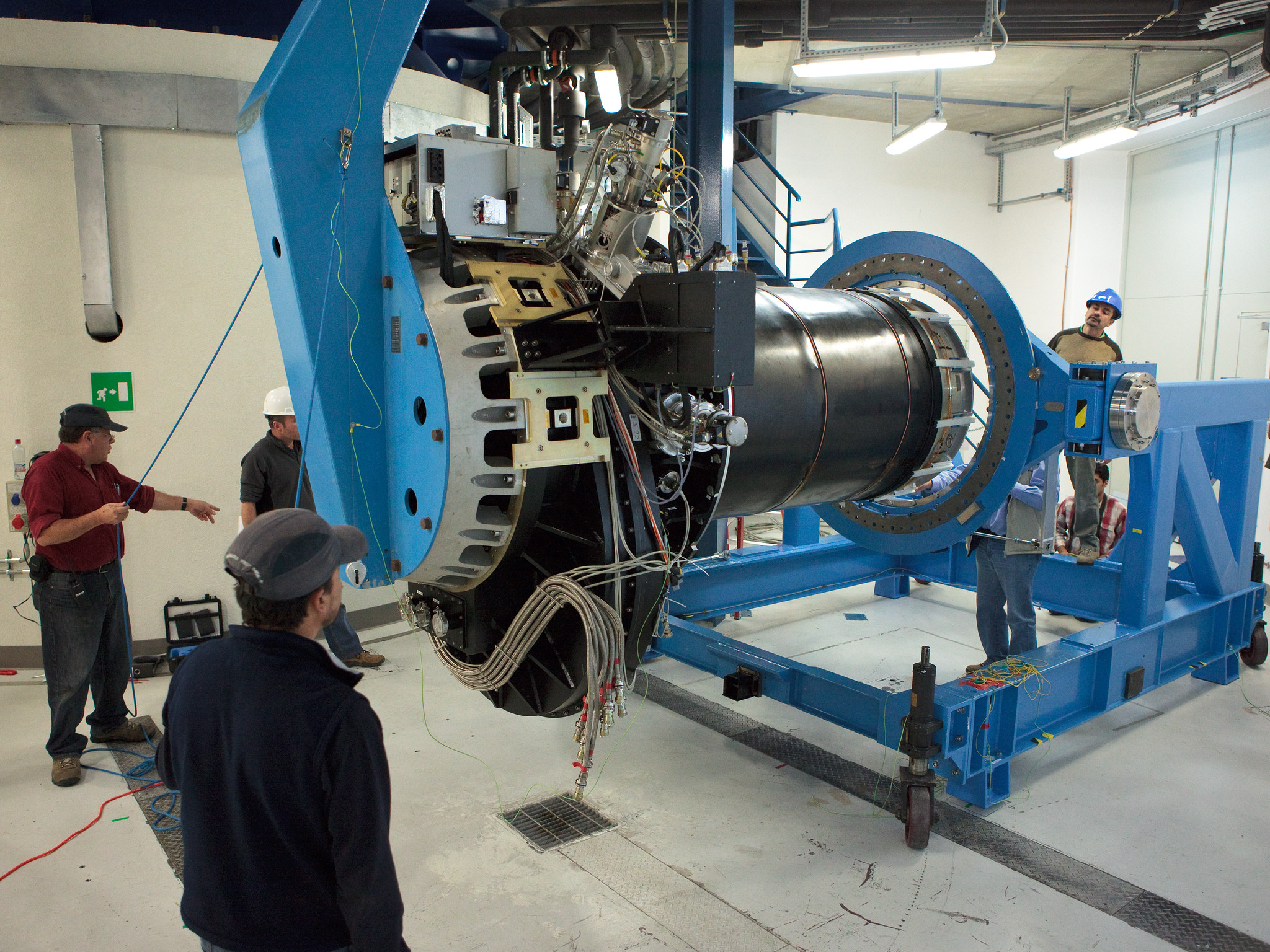 Installation of the VISTA camera | ESO