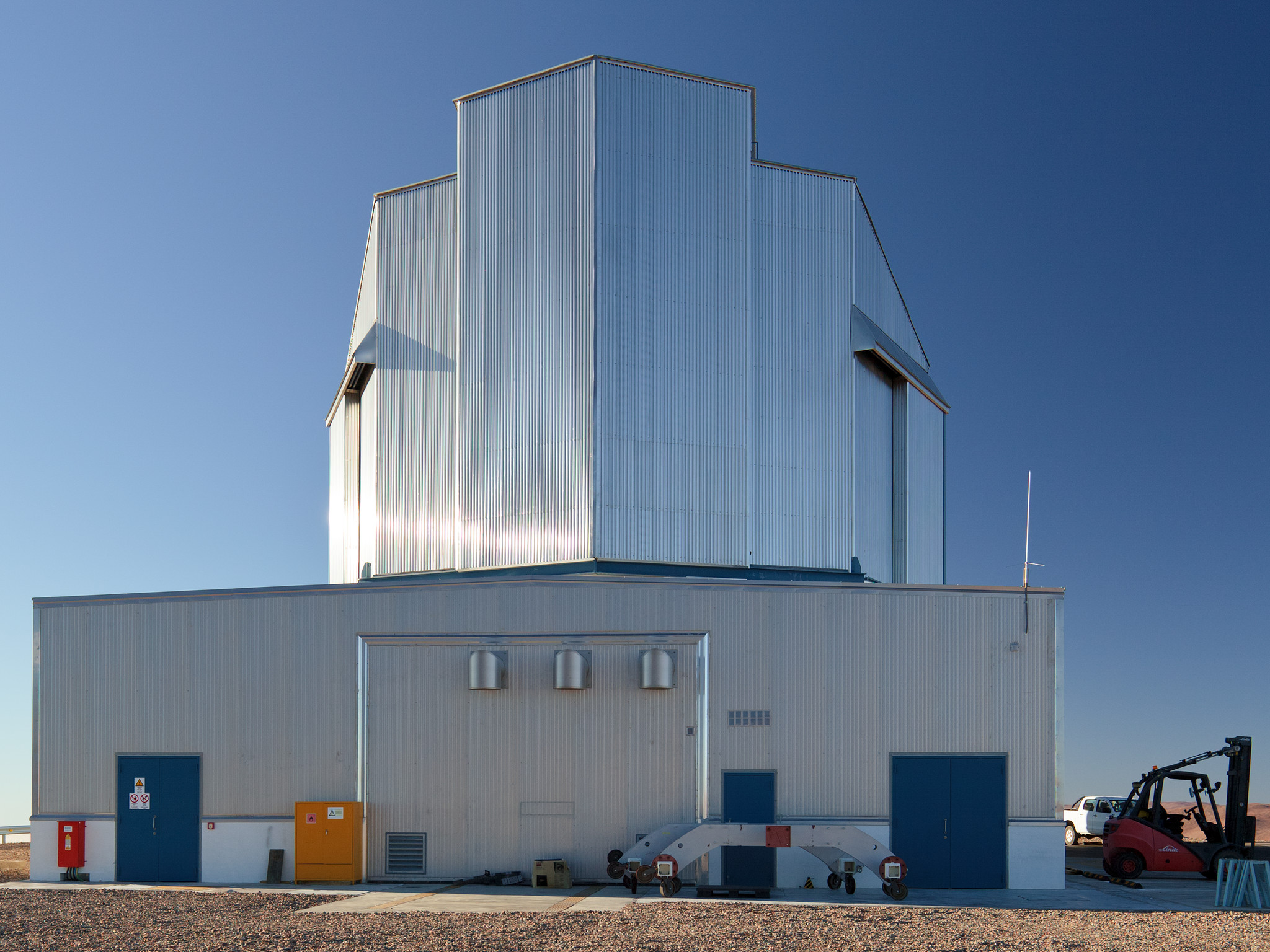 Building VISTA, the world’s largest Survey Telescope (present-day image ...